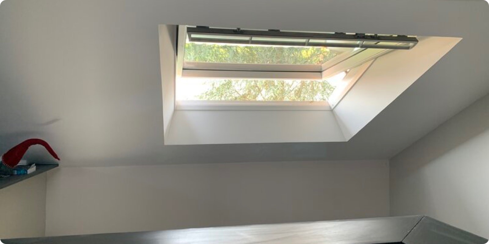 Installation de fenêtres de toit de marque Velux, équipées d’un Pack ...