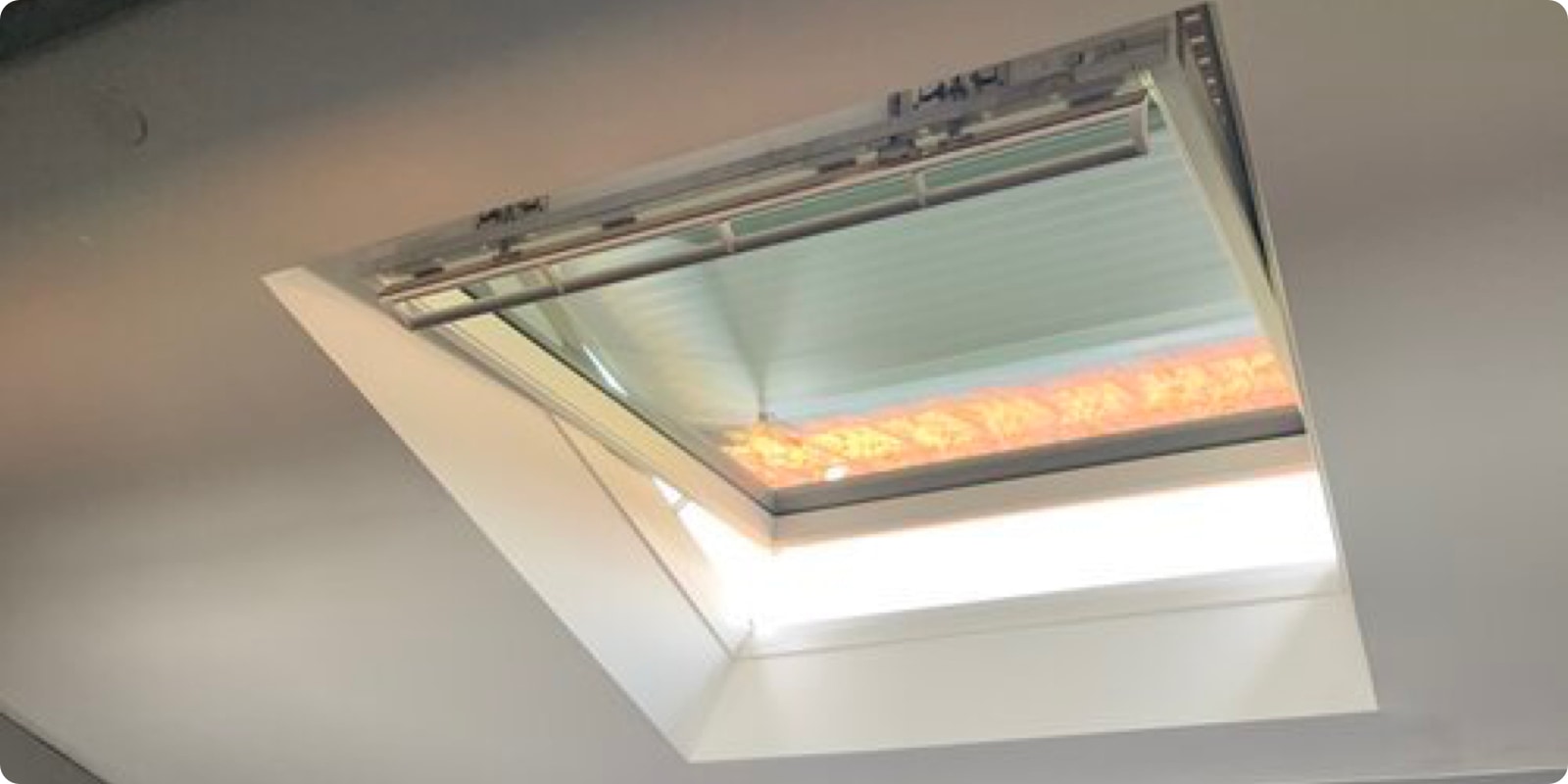 Installation de fenêtres de toit de marque Velux, équipées d’un Pack ...